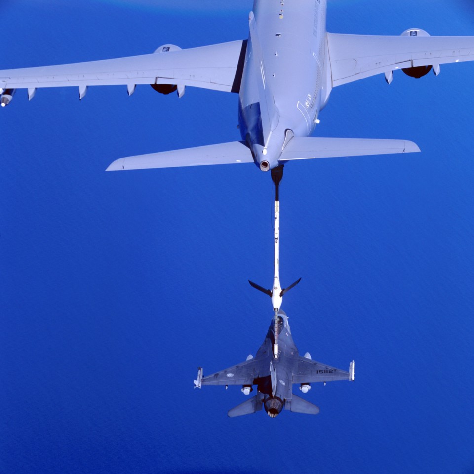 KC-30 MRTT refuels fighters through boom, drogues - Leeham News and ...